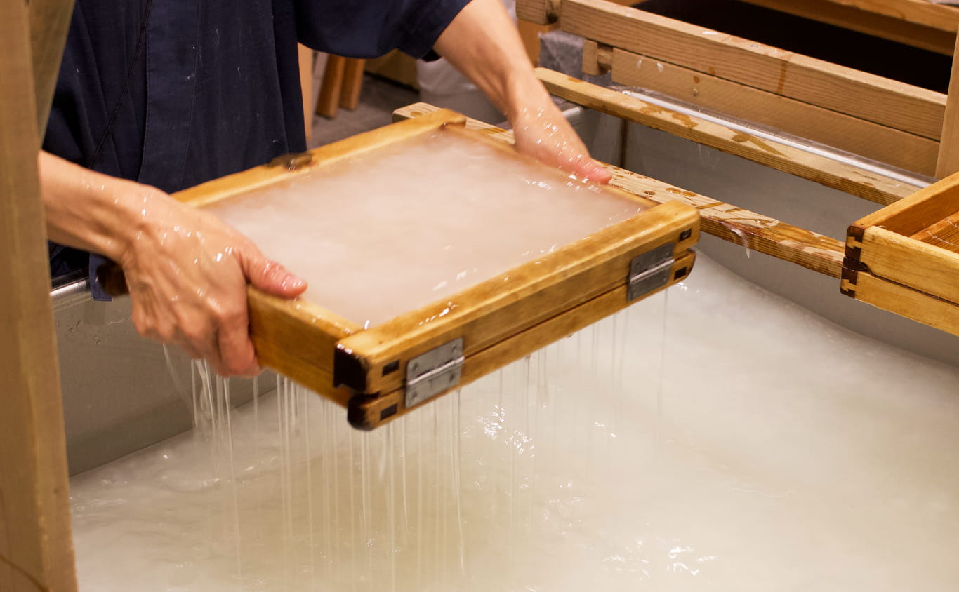 My experience of making washi paper during the workshop at Ozu Washi ...